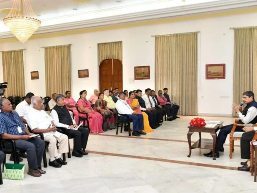 Guv moots full-timers in varsities - News Today | First with the news