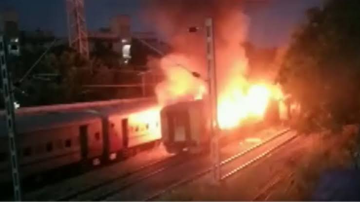 9 dead in train fire near Madurai railway station - News Today | First ...
