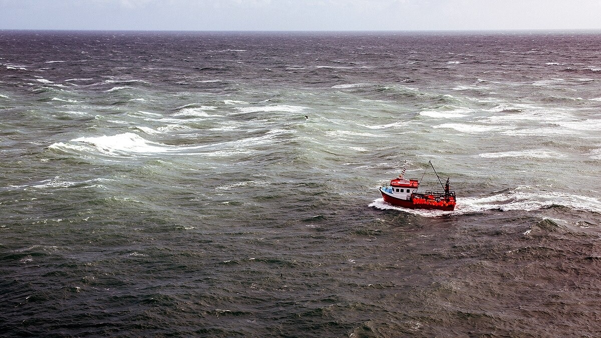 Suspicious boat from Pak, spotted off Maha coast - News Today | First ...