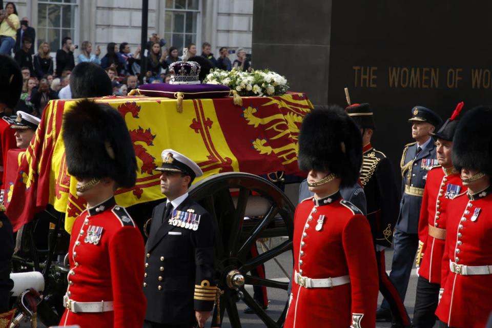 More than 250,000 people saw Queen's lying in state: Report - News ...